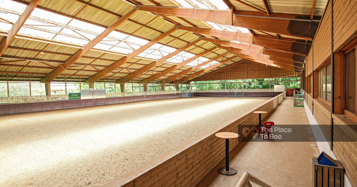 Centre équestre avec écuries, manège et carrière | The place to see