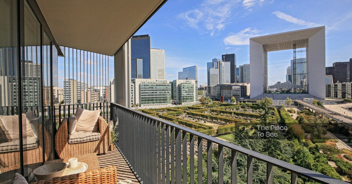 Contemporary apartment with view of La Défense modern La Défense Arch ...