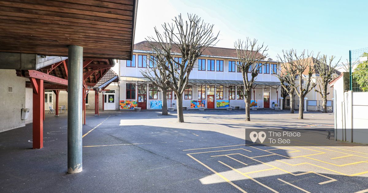 Small elementary school simple colored courtyard | The place to see