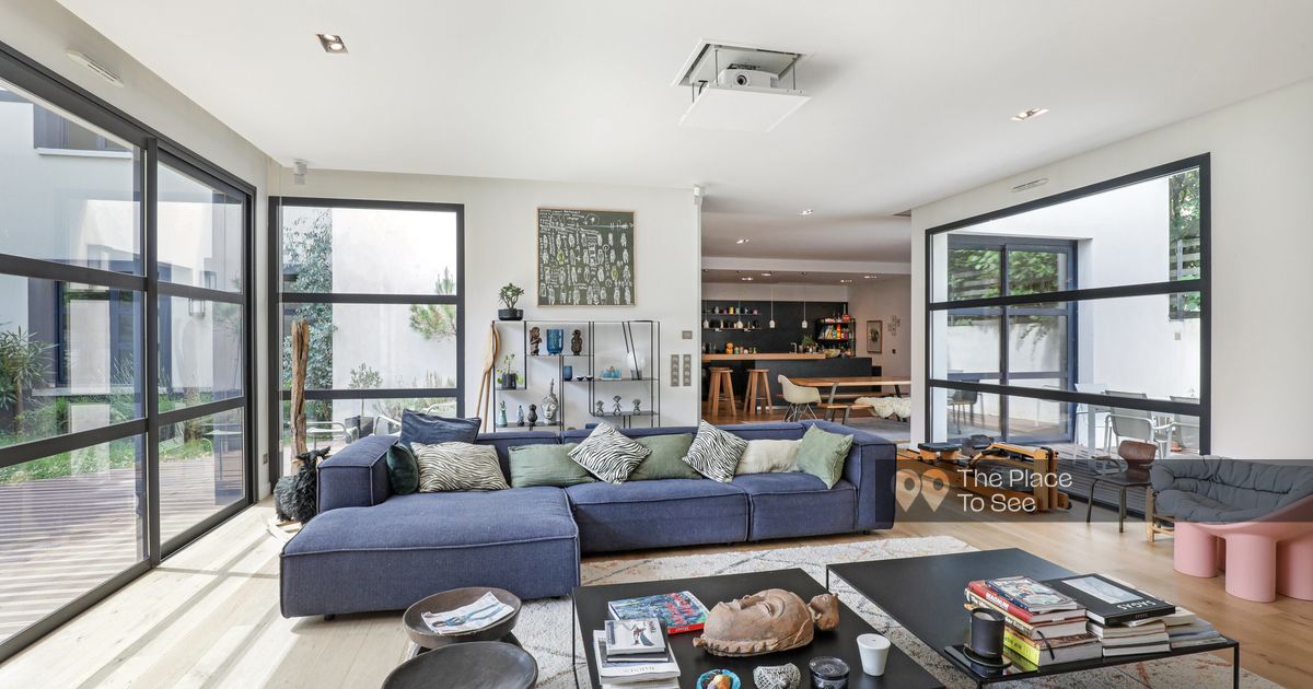 Maison contemporaine avec une grande baie vitrée et rooftop | The place ...