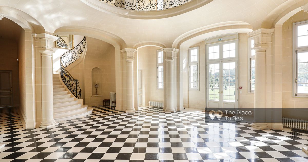 Empty castle with renovated rooms and faded rooms | The place to see