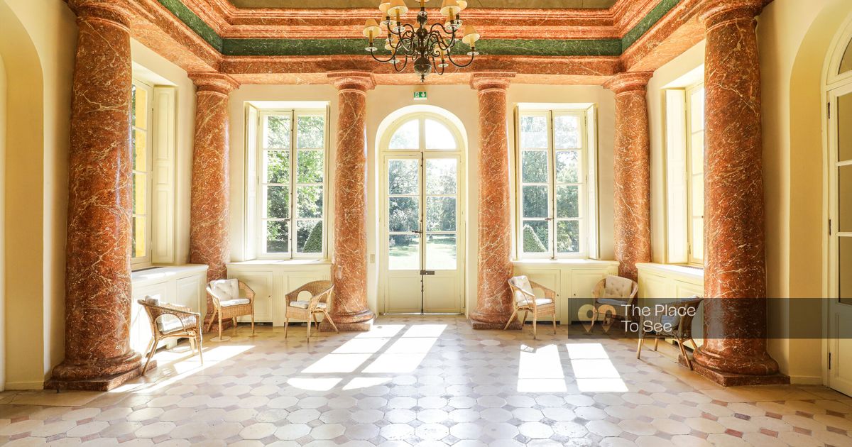 Castle with patinated empty rooms | The place to see