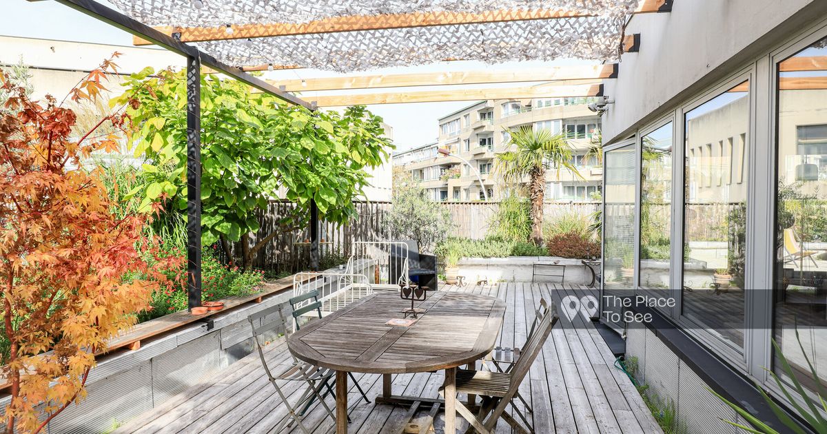 90's style concrete loft with all around terrace large living room ...