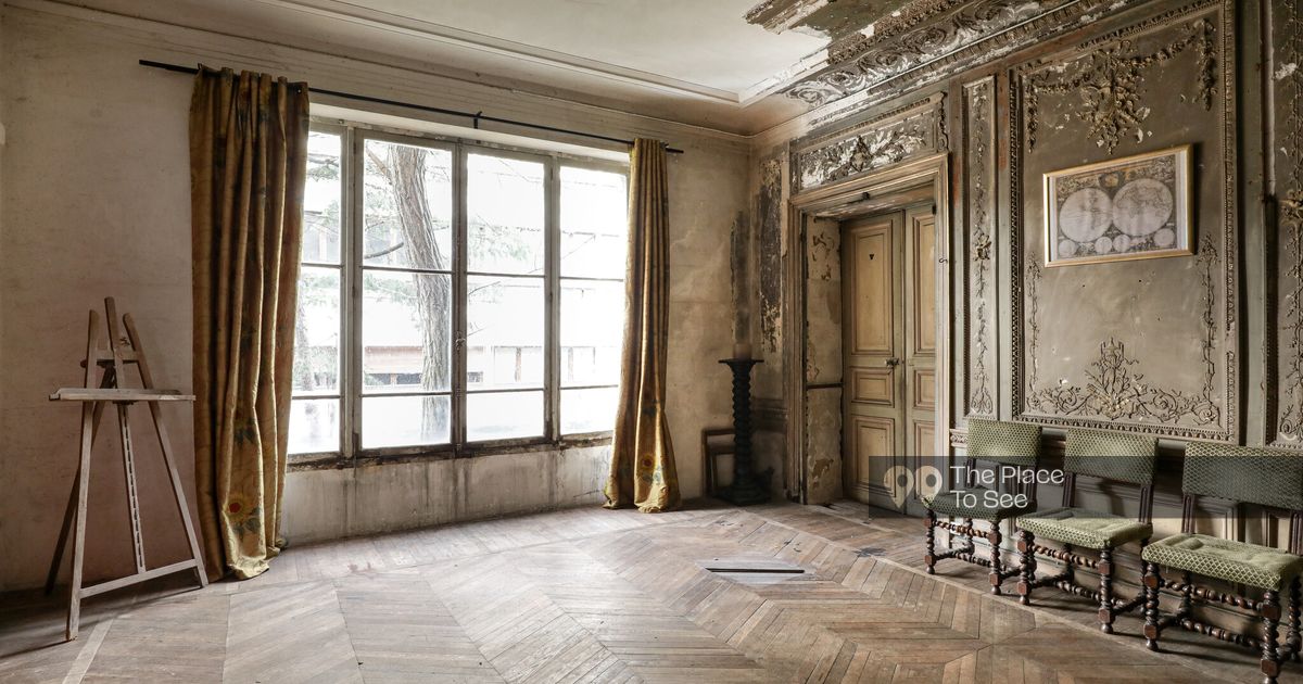 Classic rundown faded house | The place to see