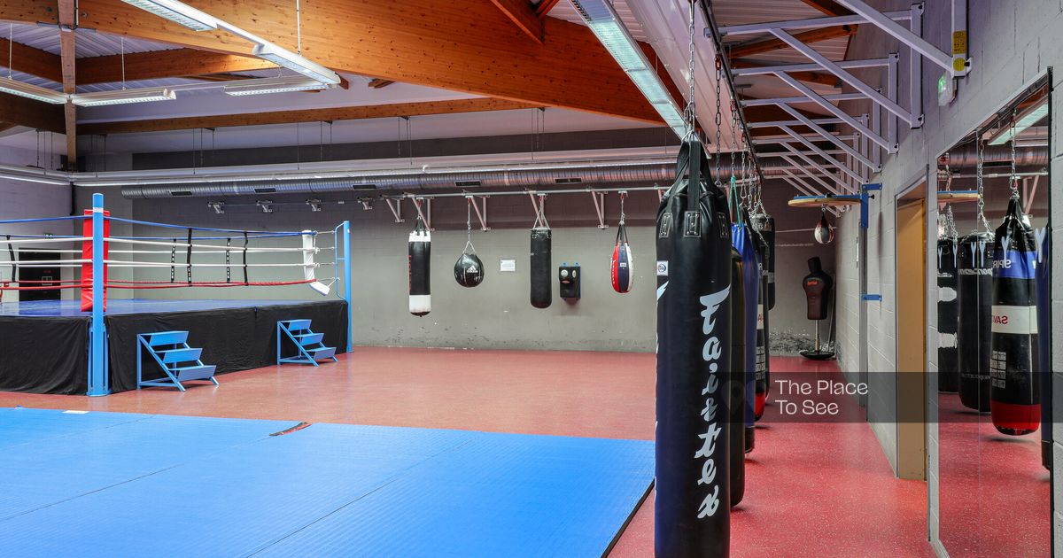 Boxing room with locker rooms and ring | The place to see