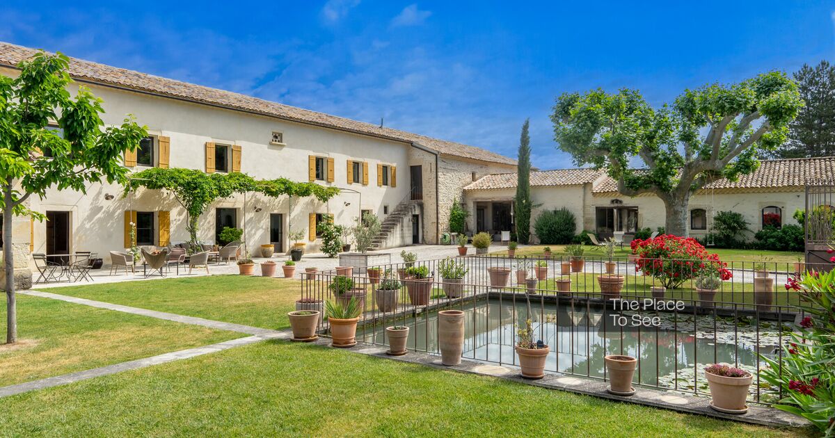 Provencal farmhouse, both modern and authentic, with swimming pool