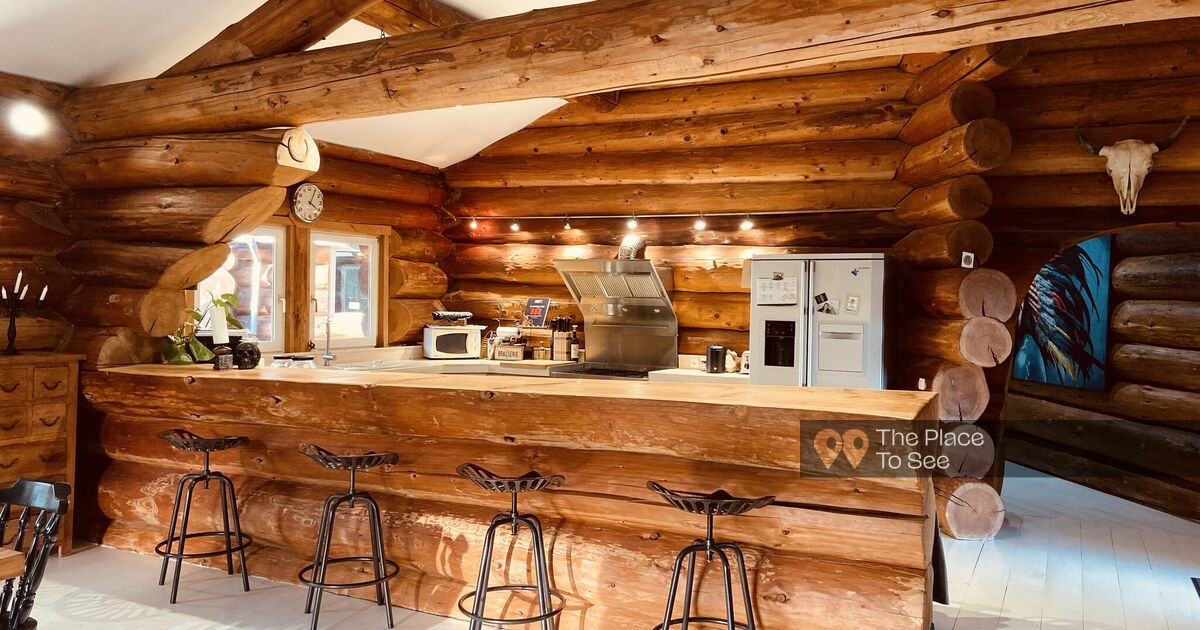 Canadian chalet with large terrace and swimming pool