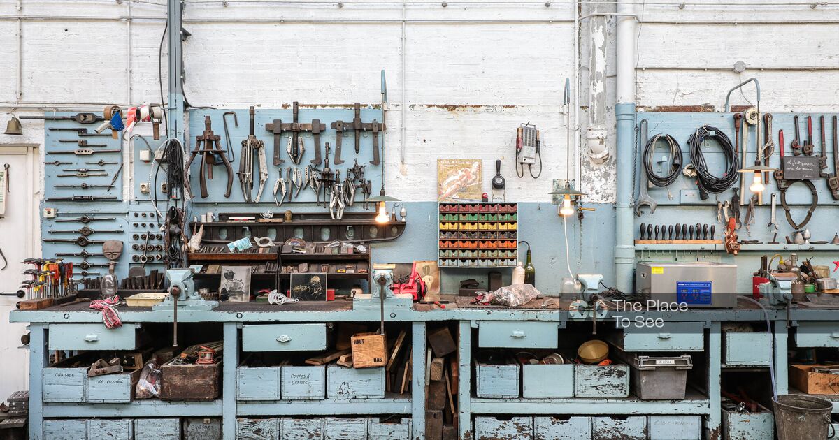 Beautiful mechanical workshop with overhead light| The place to see