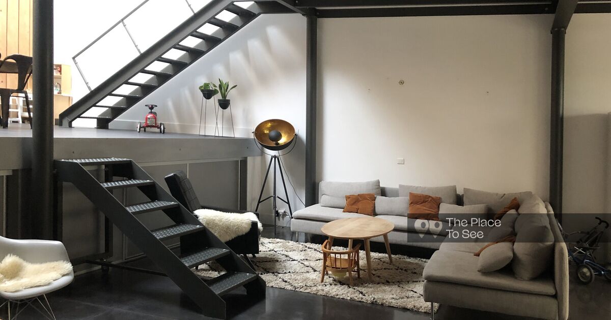 Wood and metal loft in Bordeaux with high ceilings