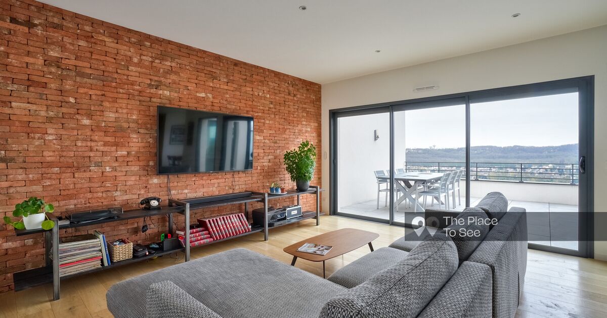 Contemporary house with an open kitchen and red brick wall with open view