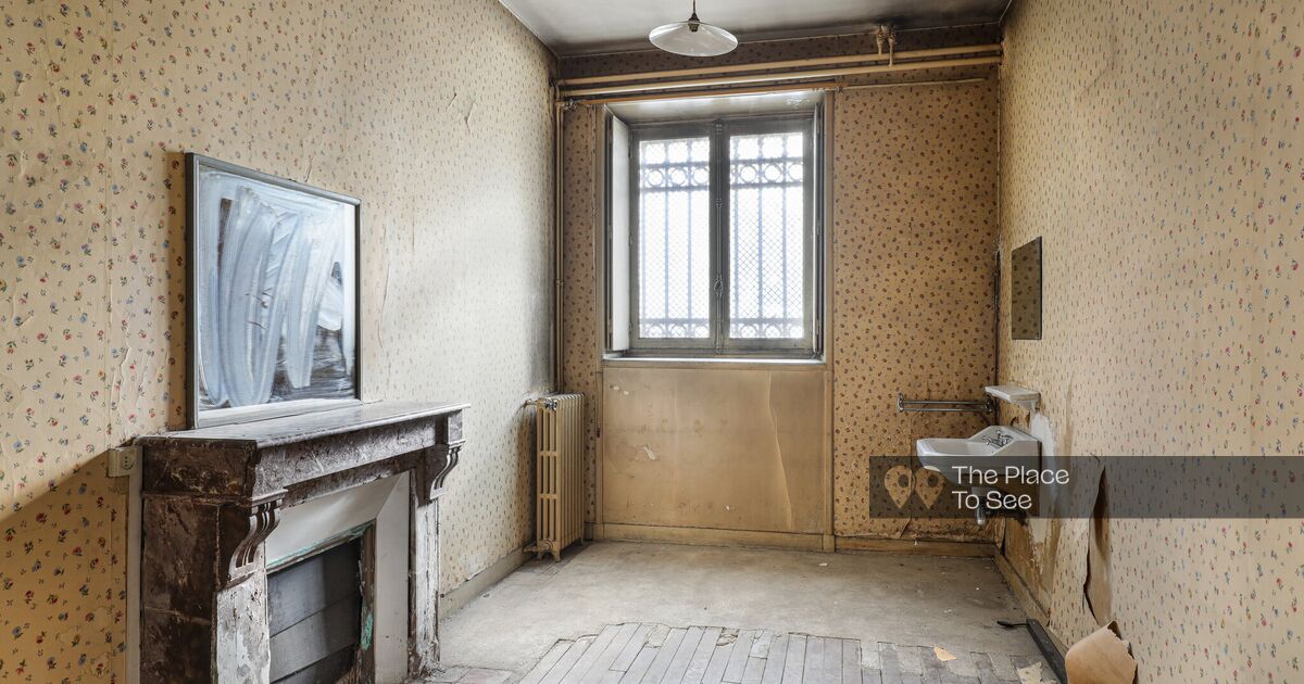 Worn, timeworn basement space in a beautiful Haussmann-style building ...