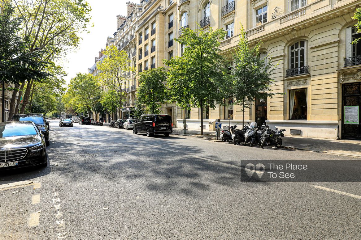 Parisian triplex rooftop with Eiffel Tower view Paris rooftops bay ...