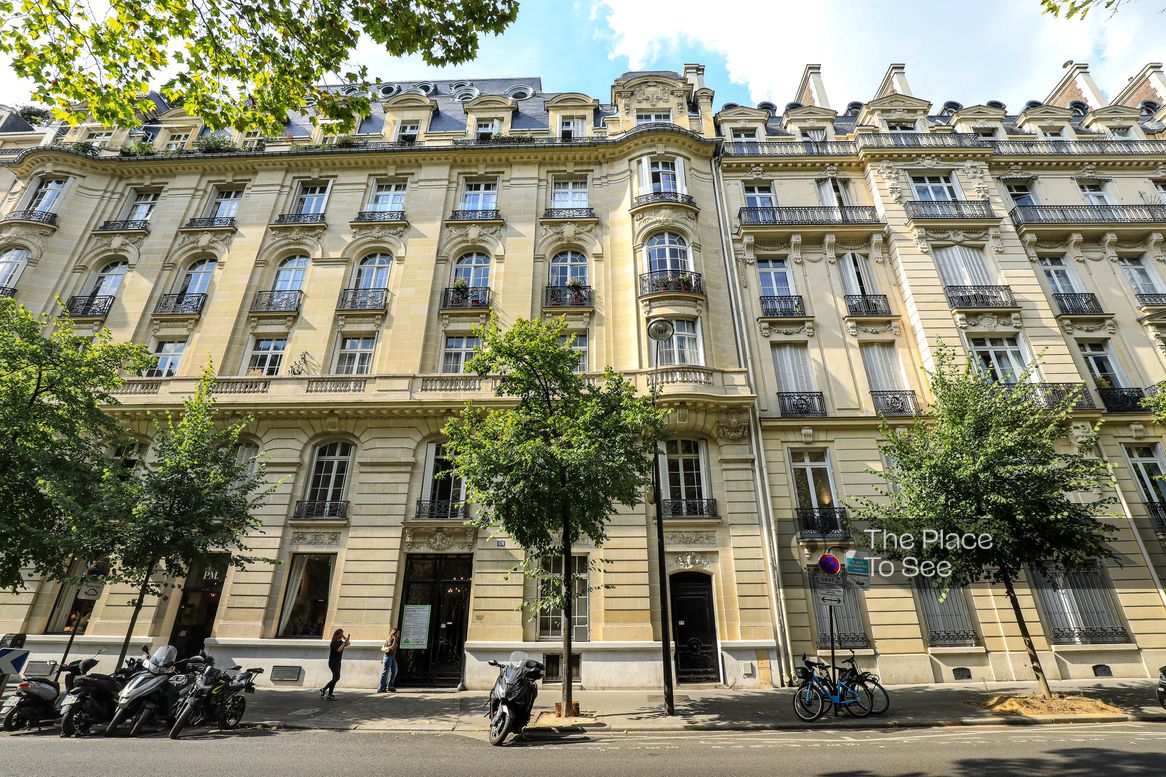 Parisian triplex rooftop with Eiffel Tower view Paris rooftops bay ...