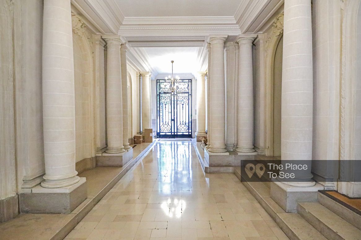 Parisian triplex rooftop with Eiffel Tower view Paris rooftops bay ...