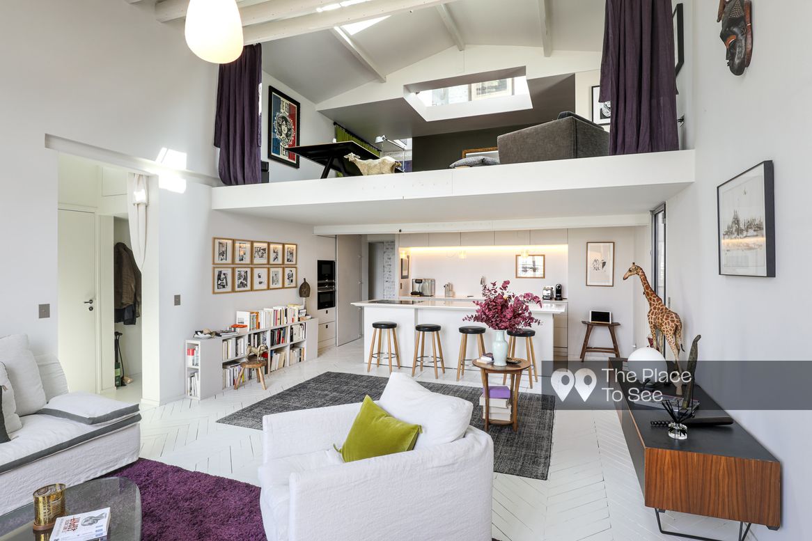 Parisian triplex rooftop with Eiffel Tower view Paris rooftops bay ...