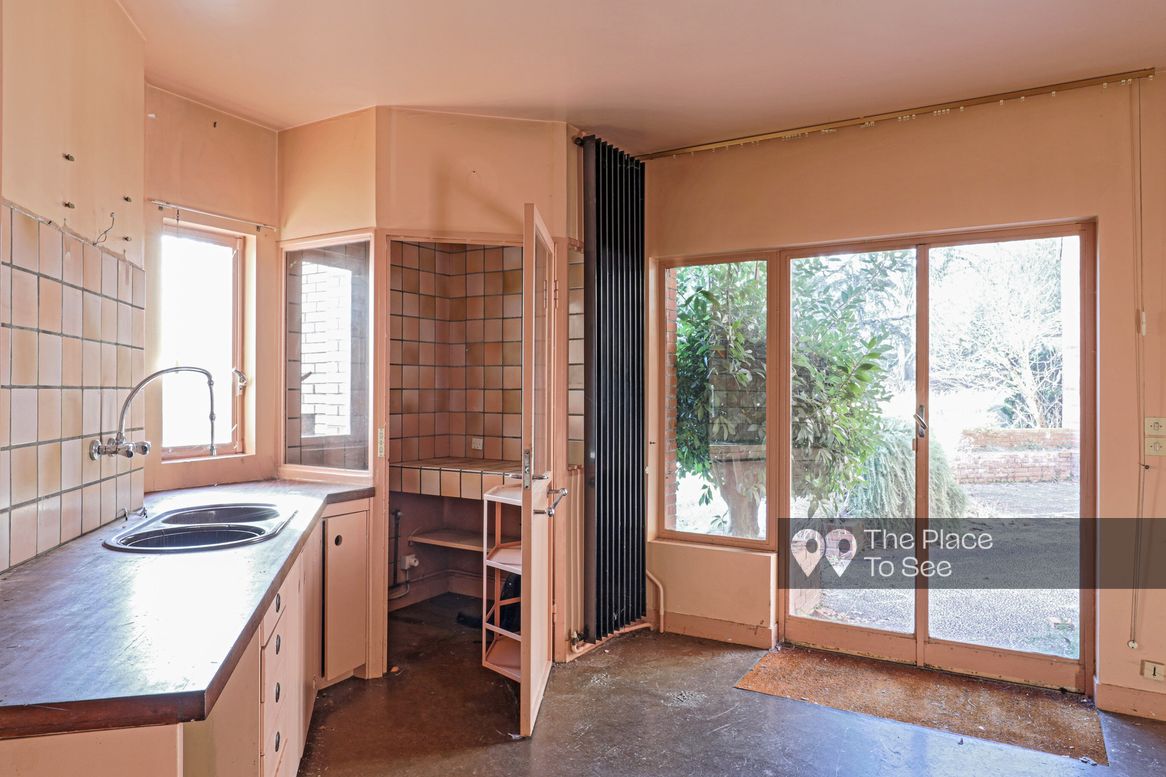 Maison en brique des années 60 vide, colorée et dans son jus | The ...