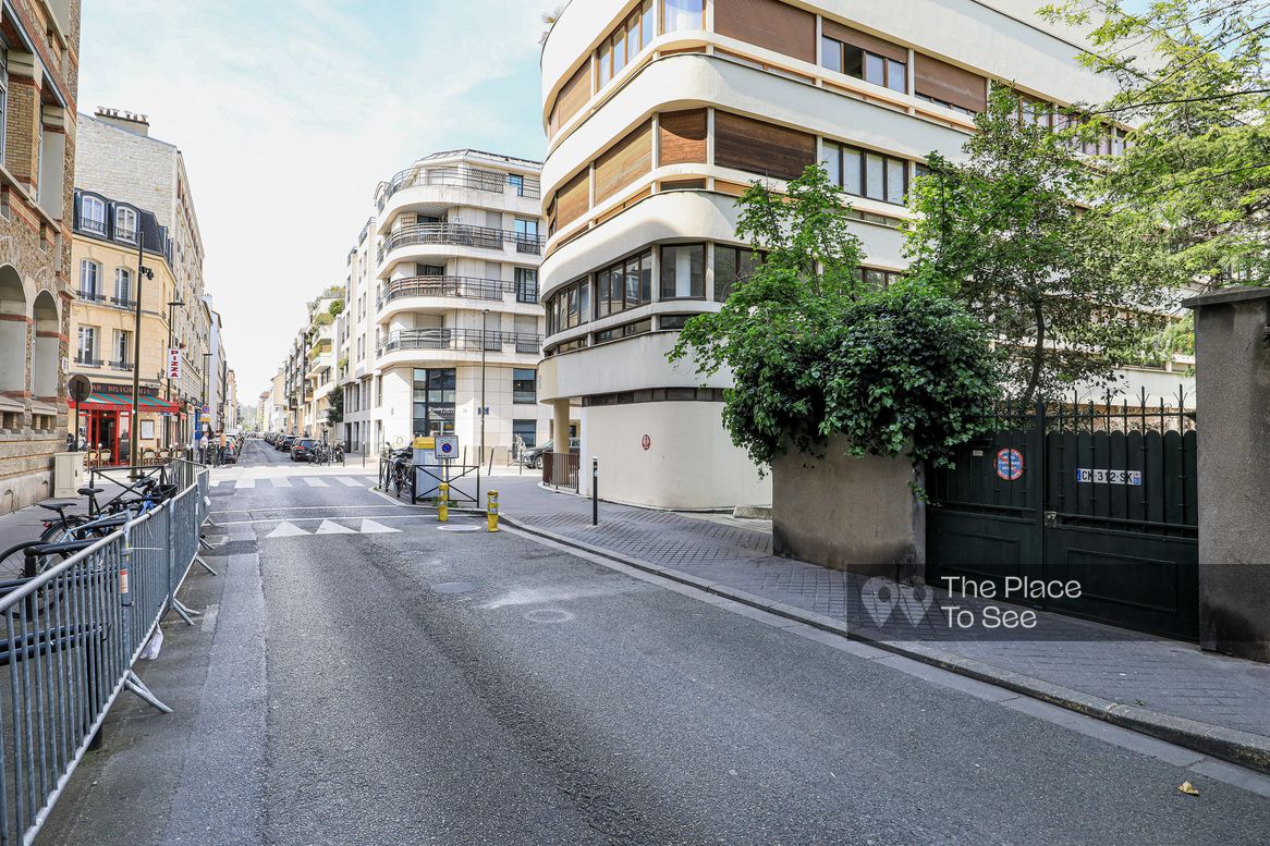 Classic rundown faded house | The place to see