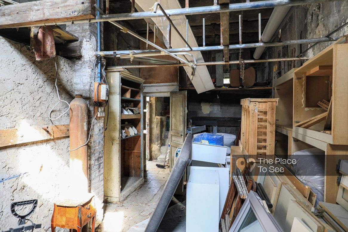 Classic rundown faded house | The place to see