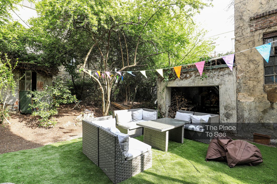 Classic rundown faded house | The place to see