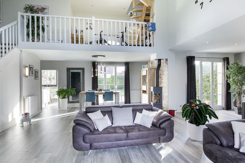 Middle-class suburban house veranda | The place to see